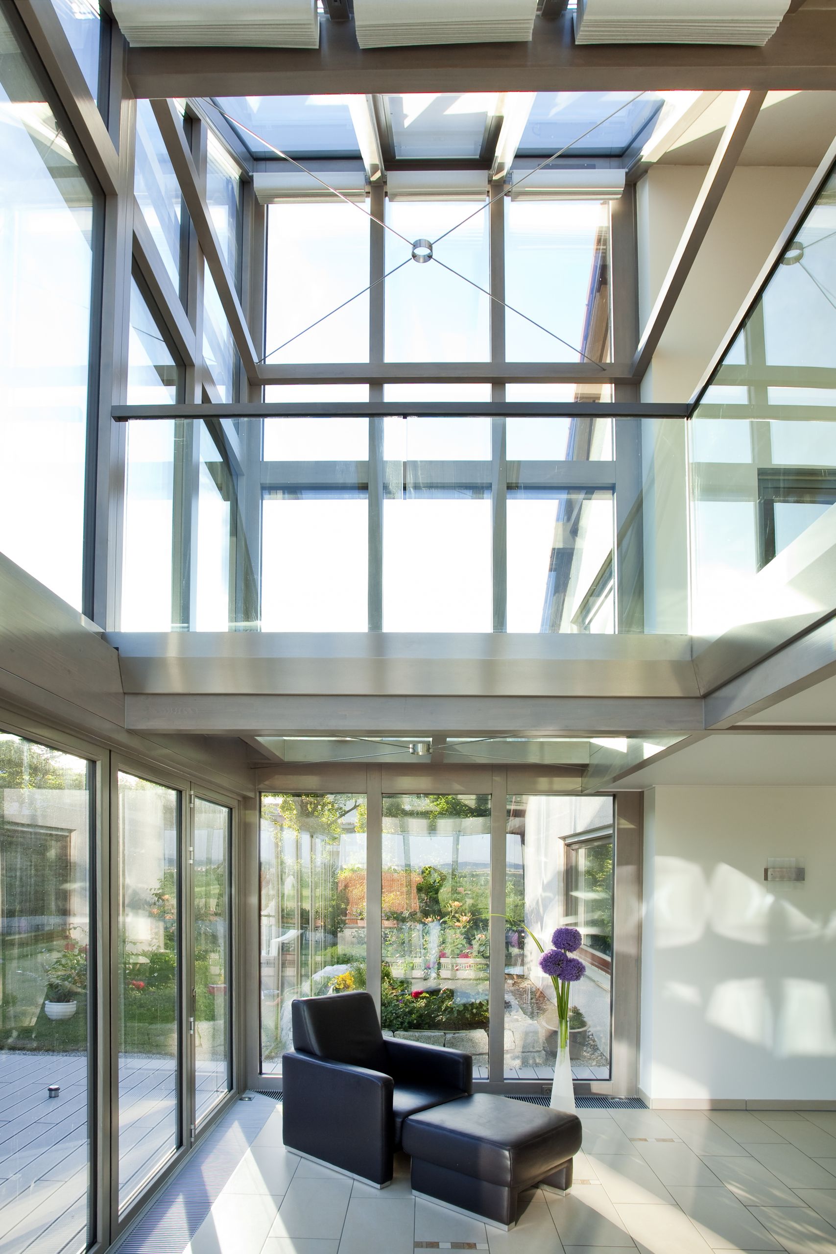 Ein Balkon integriert als Galerie im Wintergarten in der Nähe von ... Ein Balkon integriert als Galerie im Wintergarten in der Nähe von ...